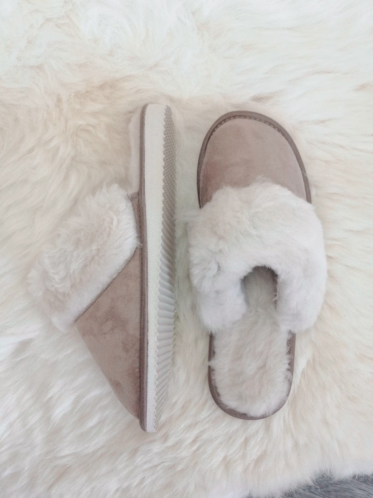 Cappuccino Sheepskin Slippers - HomieeStudio