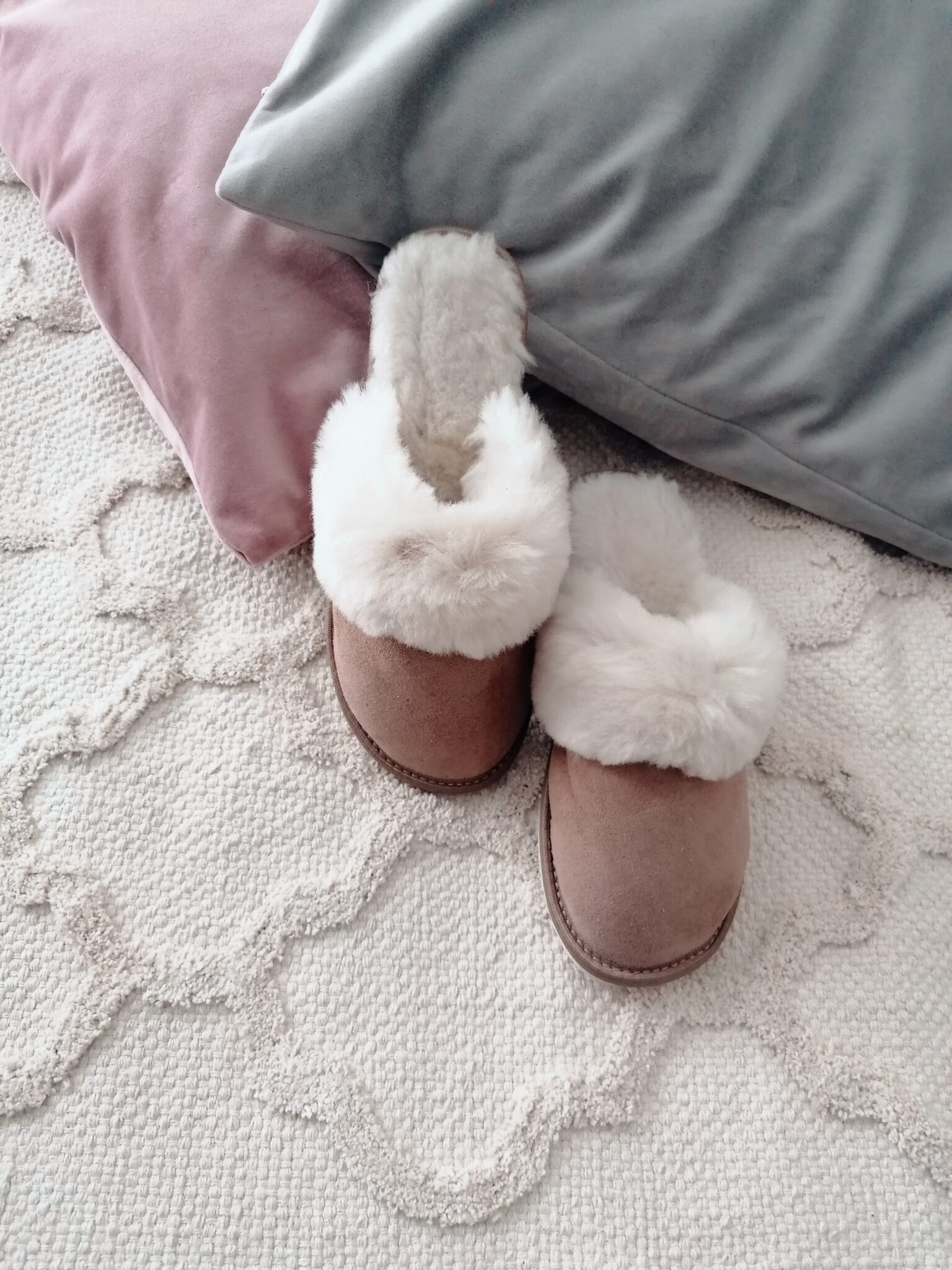 Cappuccino Sheepskin Slippers - HomieeStudio