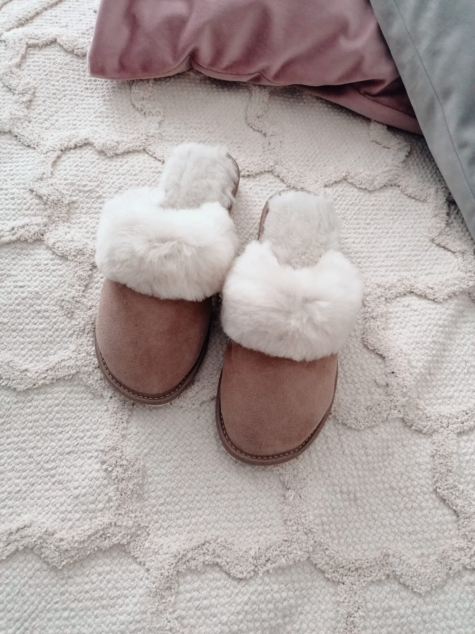Cappuccino Sheepskin Slippers - HomieeStudio